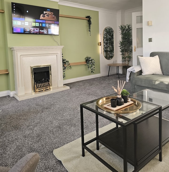 Beautiful Contractor Home, Parking, Wifi, Netflix - Wakefield