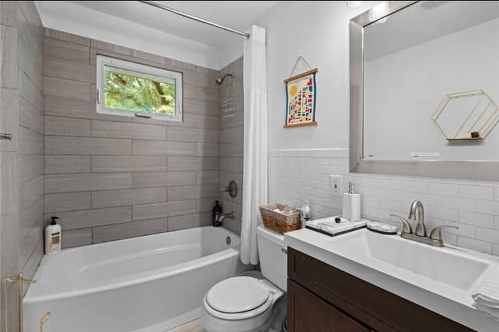 The Major < 1 Mile From The University Of Arkansas - Fayetteville, AR