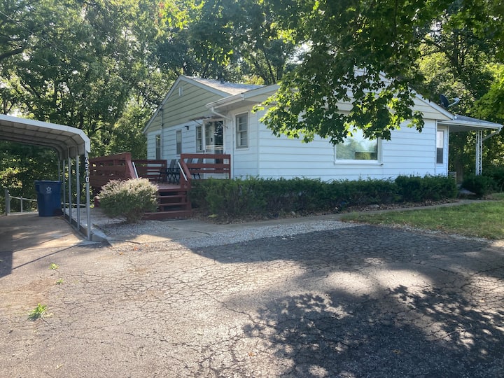 Easy Highway Access 5-bedroom House - Maryville, IL