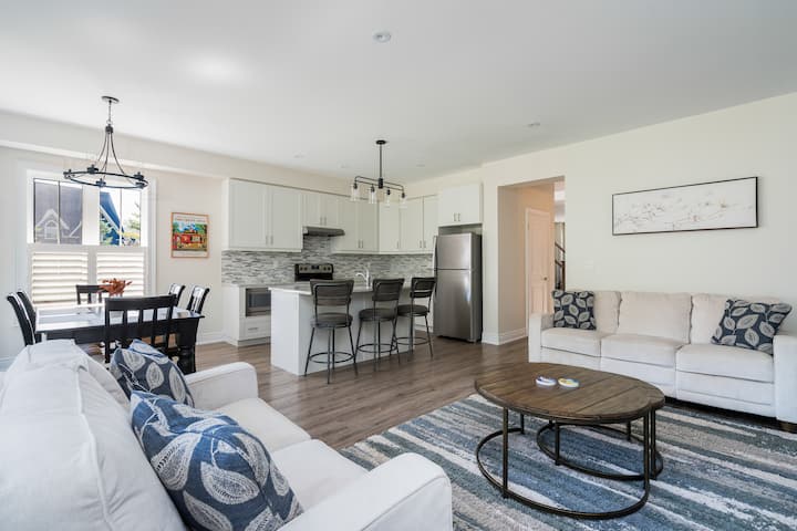 Luxury Mountain Townhome - Shuttle, Patio & Trails - The Blue Mountains