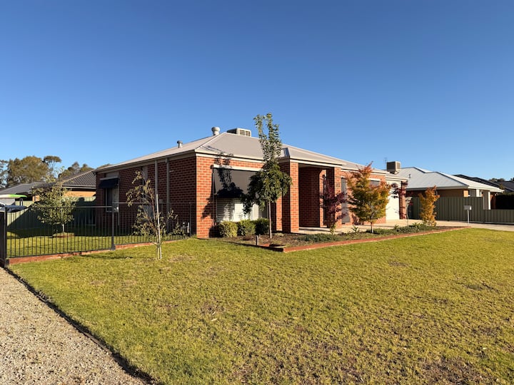 Cozy 3br Home With Double Garage – Great Location - Moama
