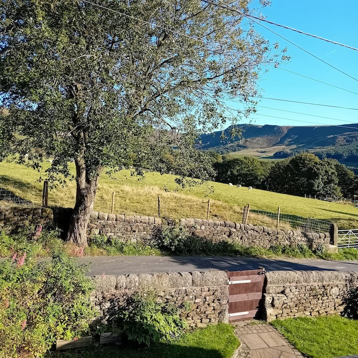 Nice Two Bedroom Cottage In Spectacular Location - Oldham