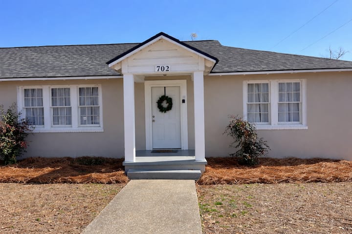 Quiet Neighborhood Duplex Getaway - Douglas, GA
