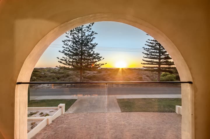 Beachfront Spanish-inspired Villa With Ocean Views - Perth