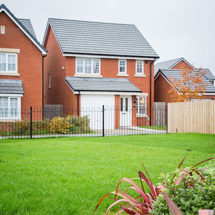 Bright 3-bed 2.5-bath Bolton Home - Bolton