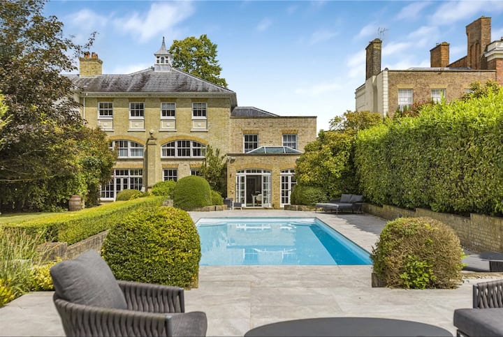 Luxury Gated Estate With Pool In Hertfordshire - University of Hertfordshire