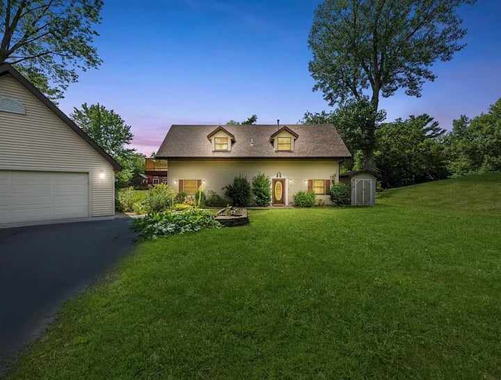 Lakeside Channel Hideaway – 4br/2ba, Sleeps 10 - Morris, IL