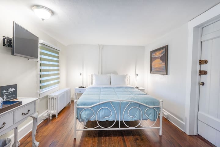 Lambertville Colonial Hideaway | Colonial Room 2 - Lambertville, NJ