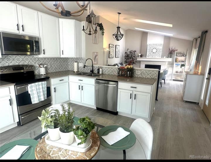 Fully Furnished Adorable 3-bed, 2-bath Ranch. - Parker, CO