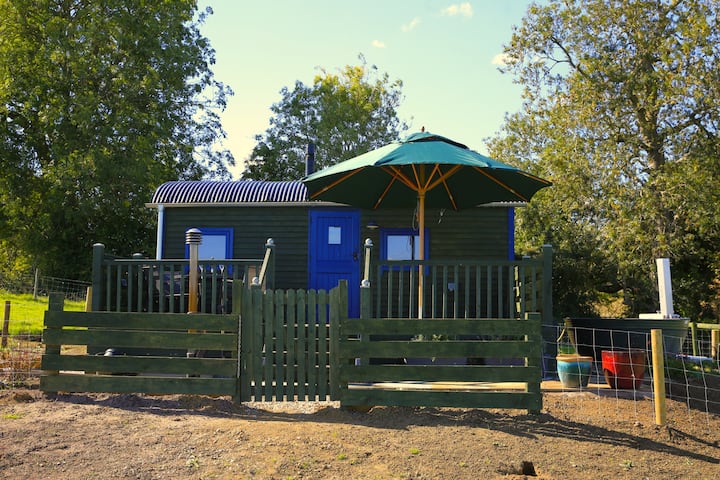 Luxurious Shepherd's Hut With Hot-tub And Views - Oxfordshire