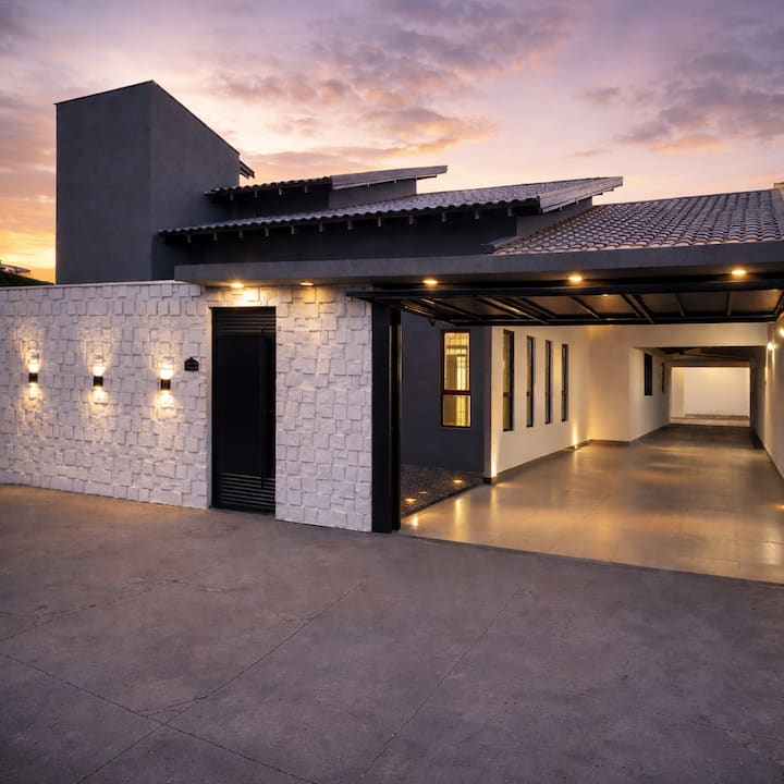 Casa Ampla Próximo Ao Centro - Dourados