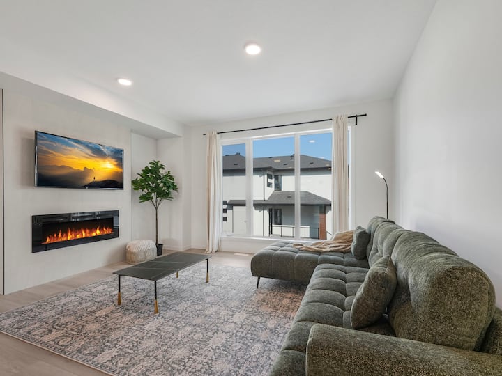 Modern Luxury Stay W/ Rec Room - Canada