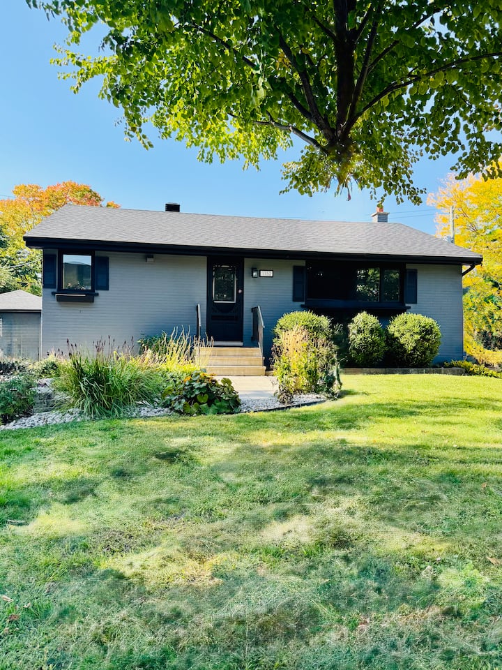 Retreat & Recharge | Private Pool + Hot Tub Oasis - Ottawa