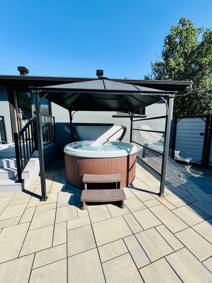 Retreat & Recharge | Private Pool + Hot Tub Oasis - Ottawa