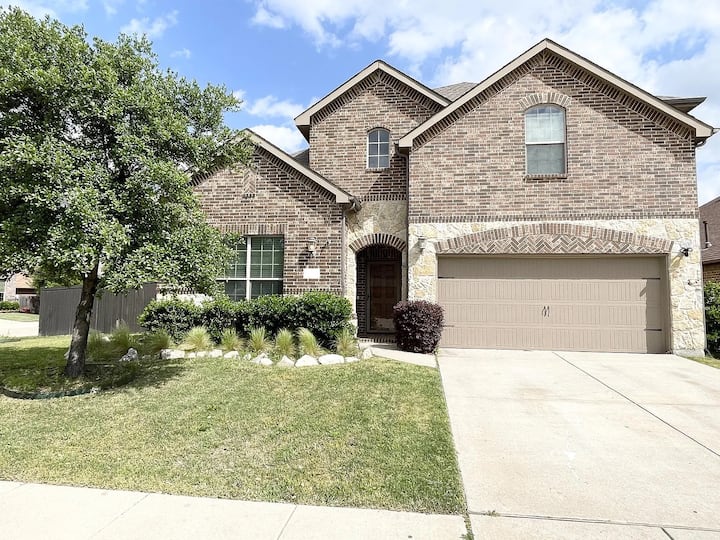 Superhost ~ Spacious Home W/ 3 King Beds + Hot Tub - Little Elm, TX
