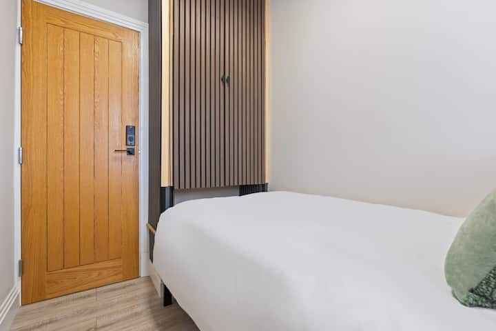 Room 2 Of 4. Newly Refurbished. Near Nec & Airport - Solihull