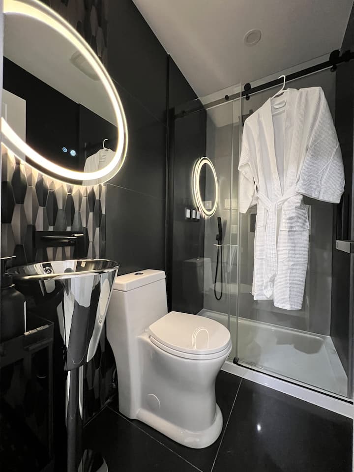 City Luxury 4br 2 Brm, Free Parking Appartment - Varennes