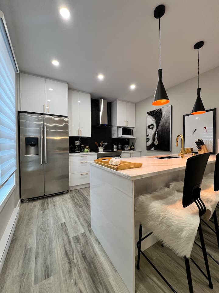 Luxury 4br Apartment W/ Parking, Near Downtown - Varennes