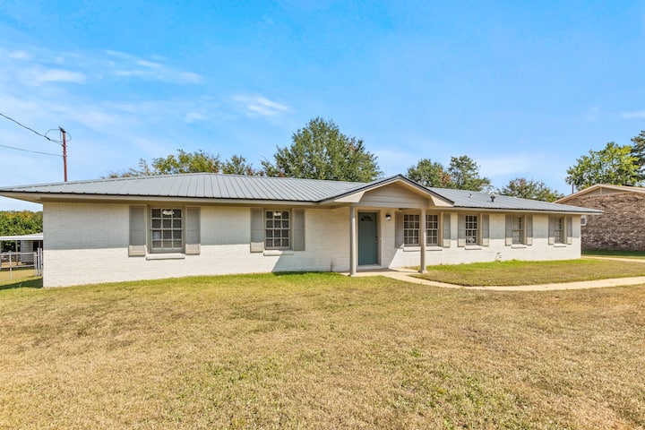 Cozy Retreat - Garage Lounge & Entertainment Space - Tuscaloosa, AL