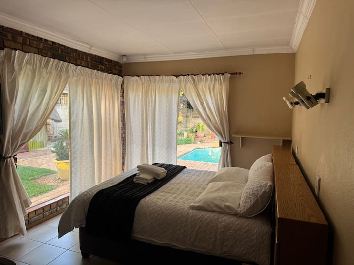 Large Queen Room - Facing Pool - Brakpan