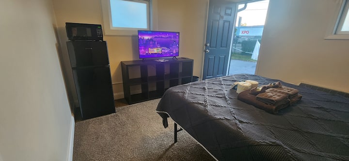 Single Bed Room; Private Entrance - Sewickley
