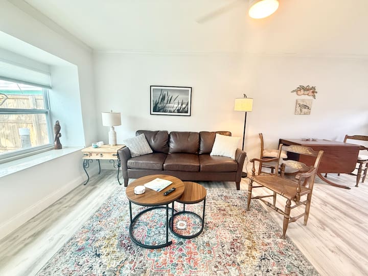 Breezy 1br Beach Apartment • One Block To The Gulf - Clearwater Beach, FL