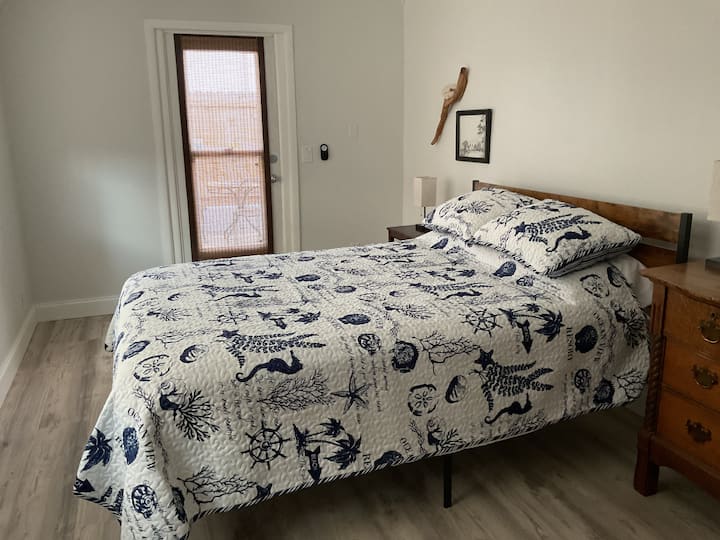 Breezy 1br Beach Apartment • One Block To The Gulf - Dunedin, FL