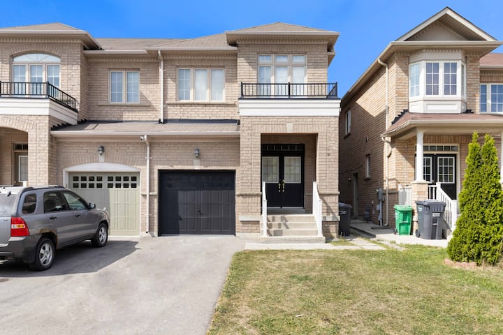 Stylish 4-bedroom Twin Home • Private Yard Retreat - Bolton