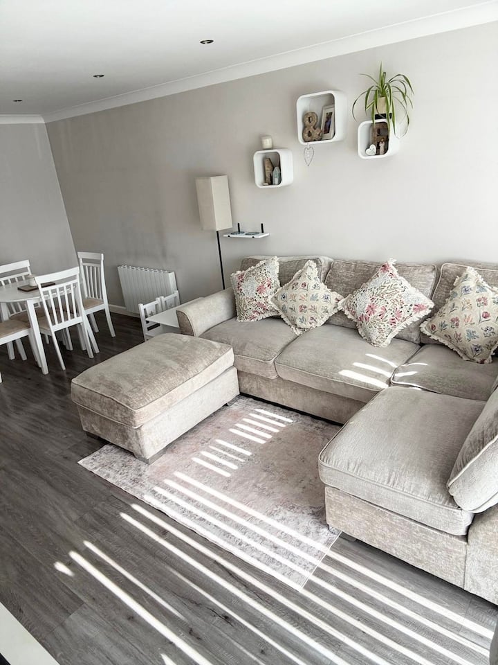 Lovely 2 Bedroom Apartment By The Beach - Jersey