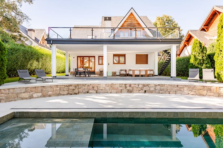 Modern And Spacious Family Home With Pool - Cercedilla