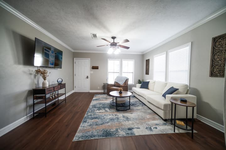 The Royal Retreat - Port Arthur, TX