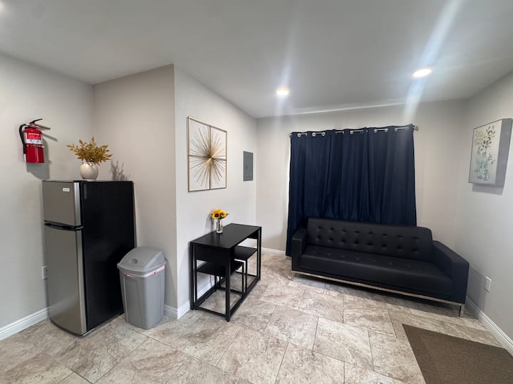 650 Sq Ft One Living Room With Private Yard C23 - Rosemead, CA