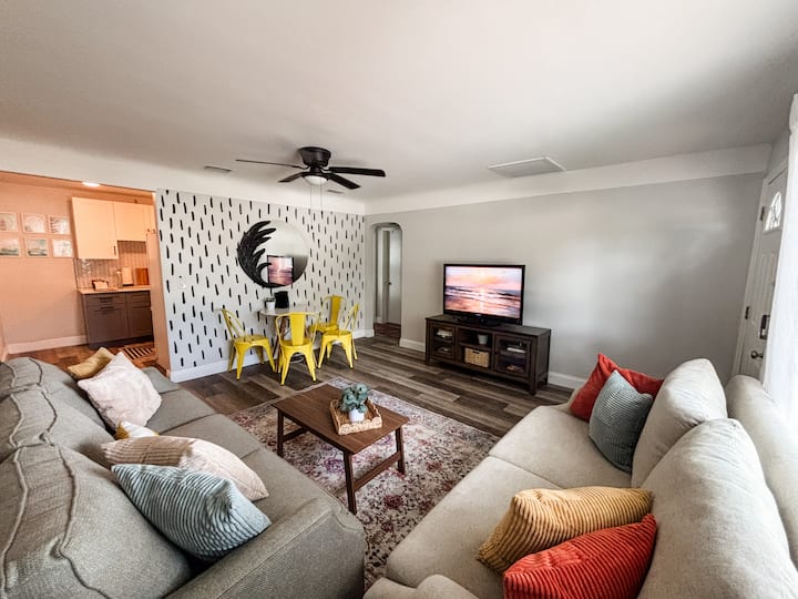 Cozy Modern Cottage | 2 Bedroom | Close To Beach - South Pasadena, FL
