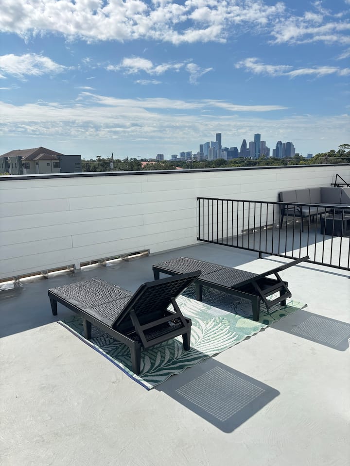 European-style Flat On Light Rail W Skyline Views - 