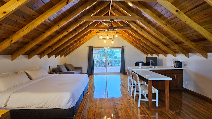 "Romantic Loft Retreat W/ Private Jacuzzi" - 벨리즈