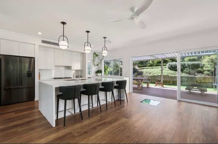 Newport Beach Bliss — Brand New Coastal Getaway - Narrabeen