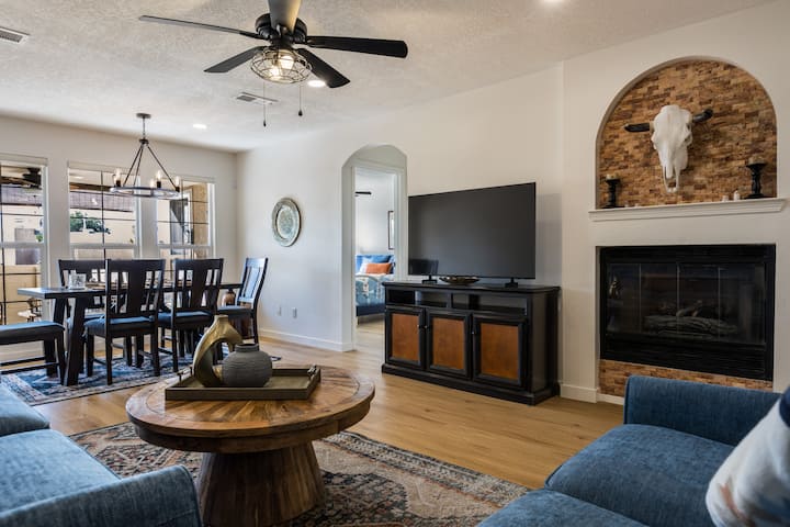 Casa Sereno | Modern Comfort In A 2br/2ba Townhome - Albuquerque, NM