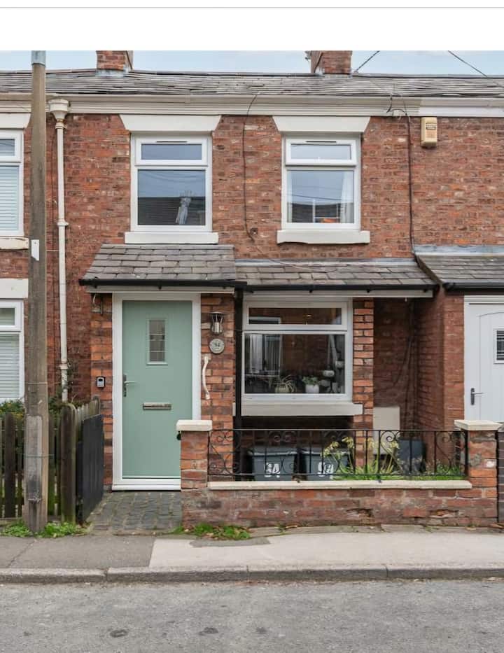 3 Bedroom Cosy Cottage Woodford House - Northwich