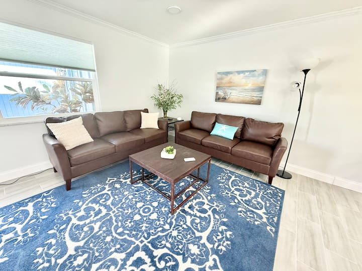 Bright 2br Beach Retreat • 1 Block To Beach - Clearwater Beach, FL