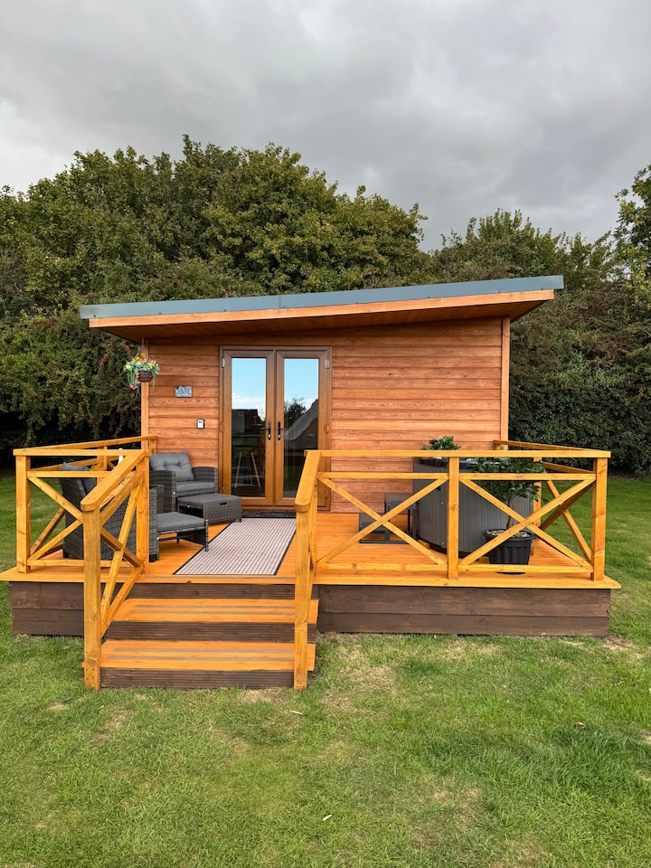 Glamp Lodge With Hot Tub - Beverley, UK