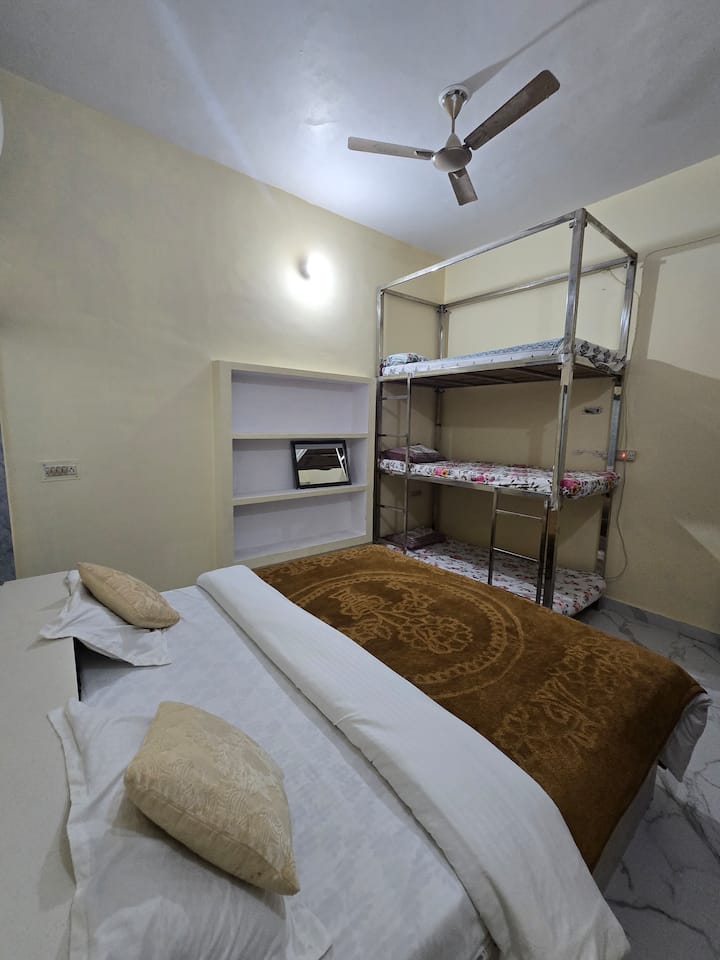 Family Stay | 3 Rooms | King + Bunk Beds - Jhansi