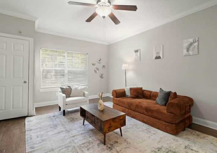 Midtown Apartment • Gym • Pool Access - 