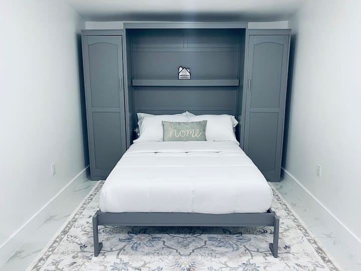 The Luxe Studio! - Miami Gardens, FL