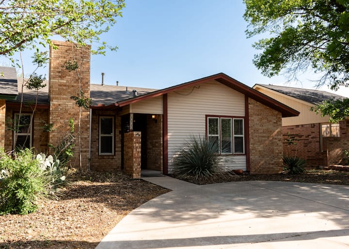 Charming 3-bed/2 Bath, Backyard -Central Location - Lubbock, TX