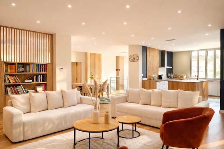 Large Modern Villa - Swimming Pool, Billiards & Parking - Orange