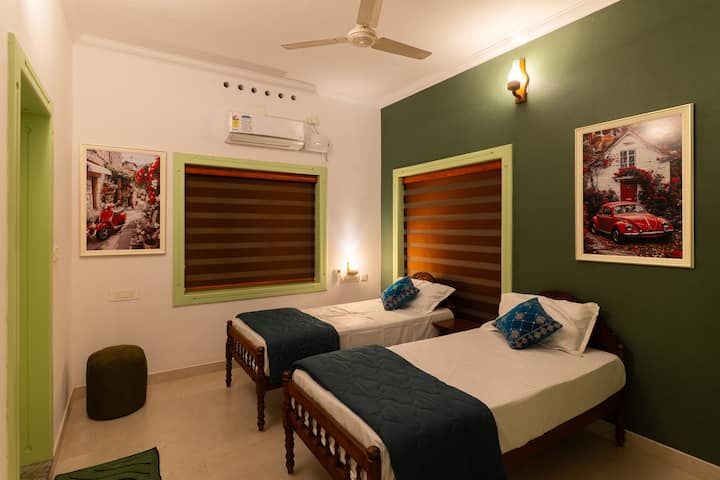 Cozy 4bhk Home – Private Room With 2 Single Beds - Chalakudy