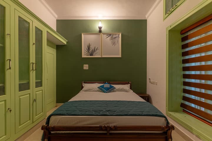 King Size Bed In Spacious 4bhk Home - Chalakudy