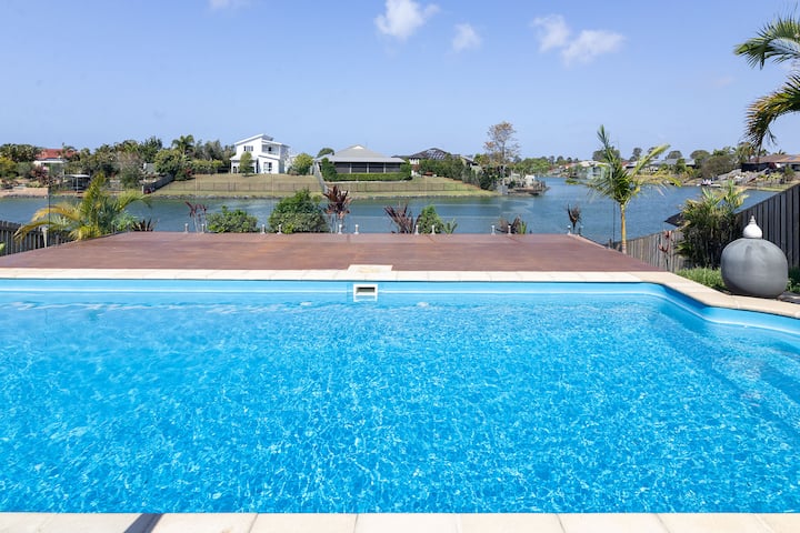 4-bedroom Endeavour Poolside Escape - Hervey Bay