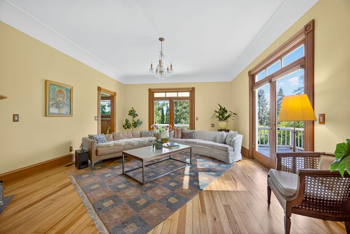 Artistic Victorian Charm & Lovely Mountain Views - Ashland, OR