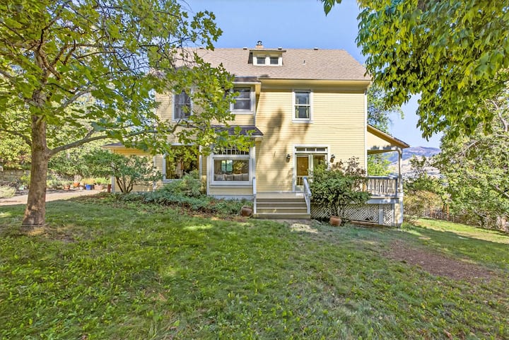 Artistic Victorian Charm & Lovely Mountain Views - Ashland, OR